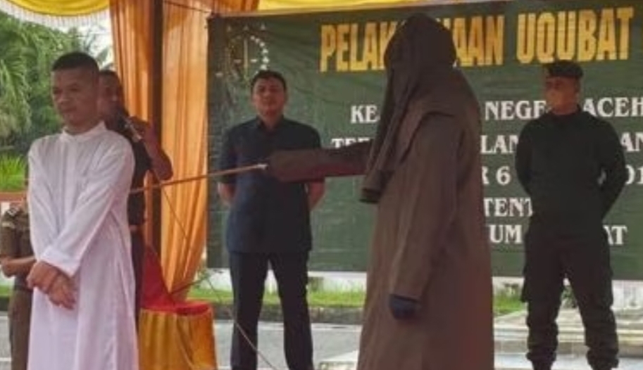 Di Aceh, Terpidana Kasus Judi Online Dihukum Cambuk | 1tulah News